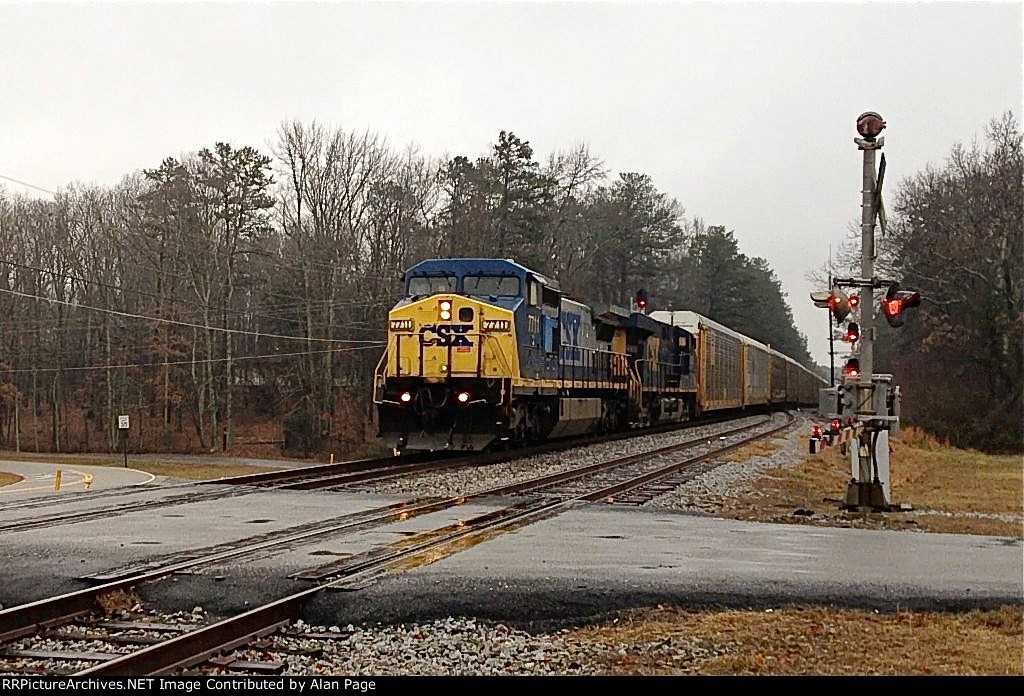 CSX C40-8 7711 and ES40DC 5235 rush across Crestwood Rd